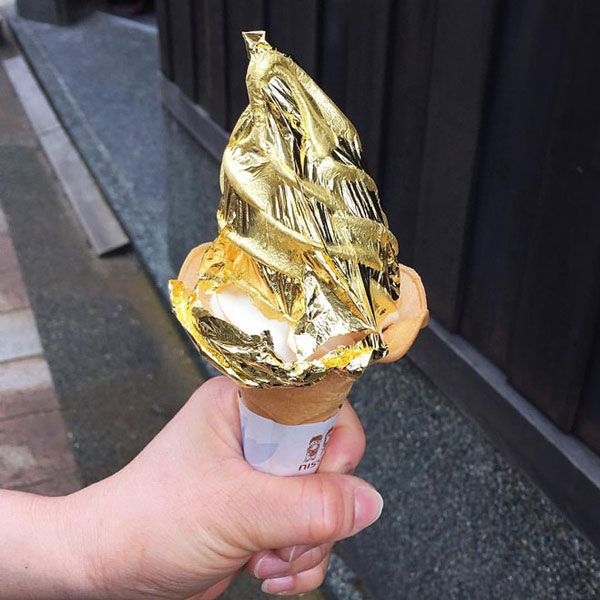 Đồ ăn dát vàng có ăn được không? Có ảnh hưởng gì tới sức khỏe không?